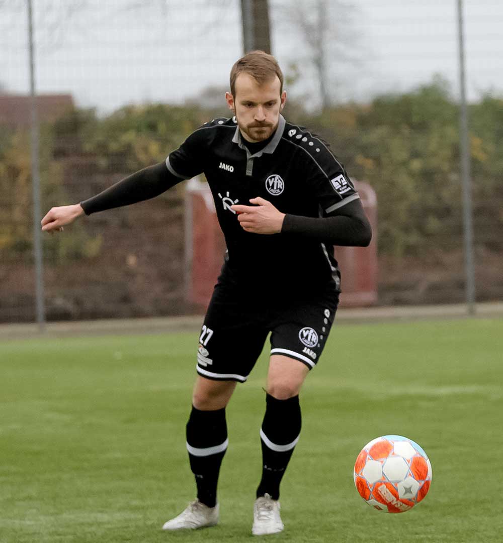 VfR Laboe verliert 1:4 – Jan Olaf Muhs schnürt Dreierpack für Saxonia ...