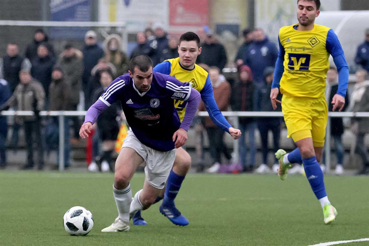 Vuk Vukelic gibt beim 2:1 des VfR Neumünster gegen Stein Fortuna ...