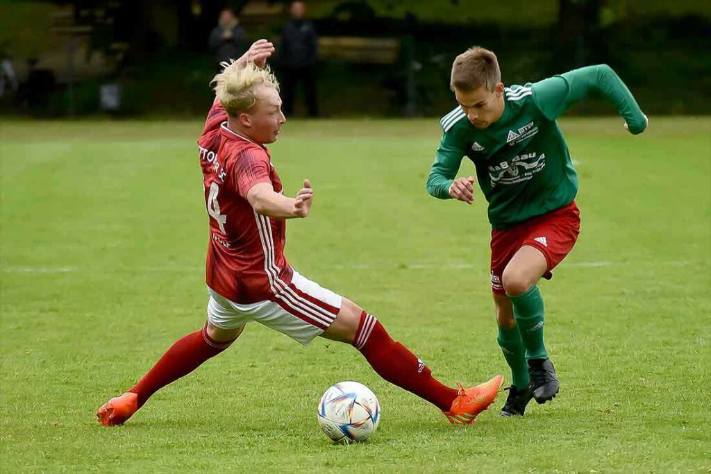 Kopfball von Henrik Schnoor öffnet Hohenwestedt Oberliga-Tor – youkick.de